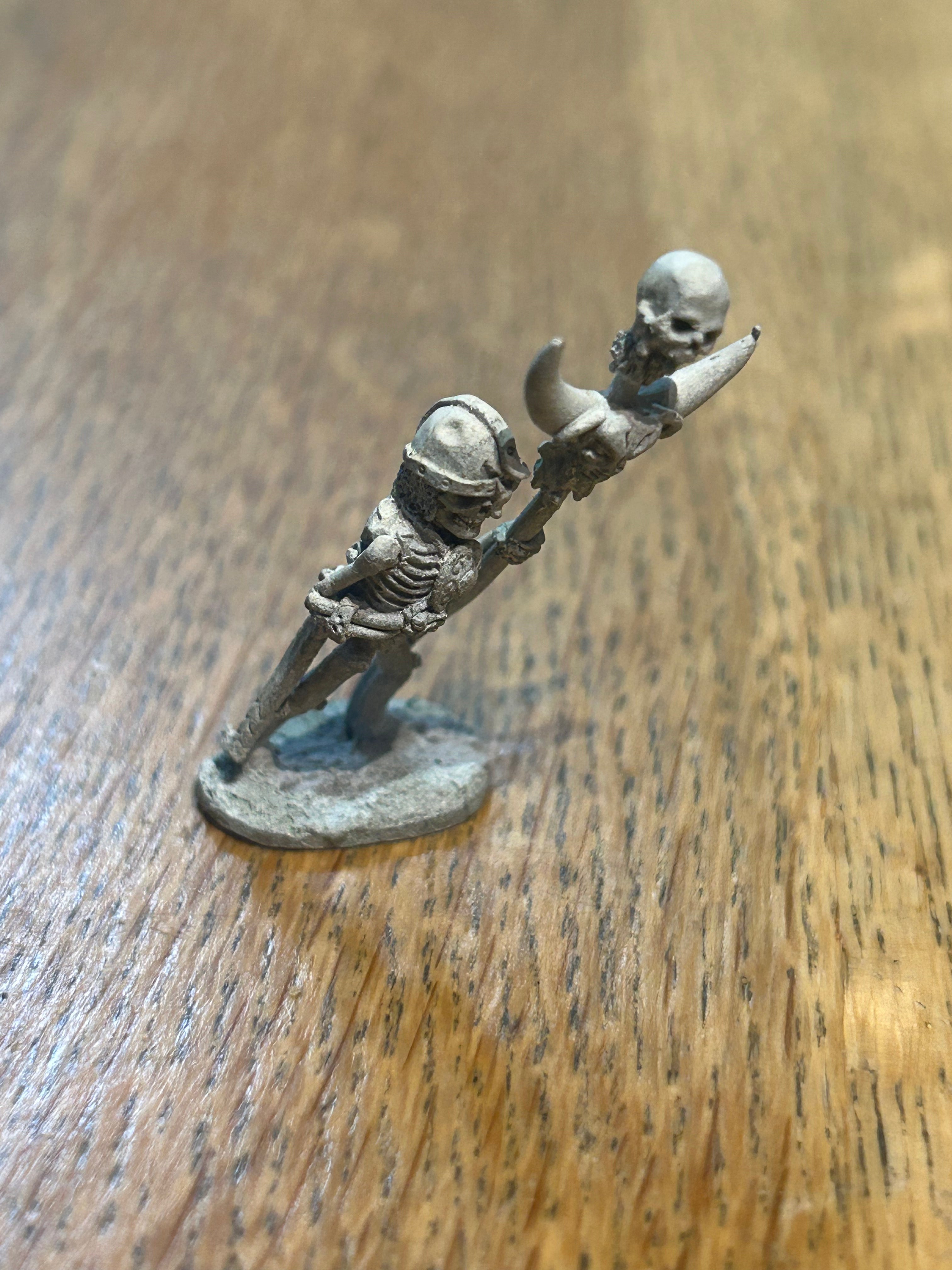Grenadier 6002 (c) standard bearer Metal Miniature Fantasy raiders of ...
