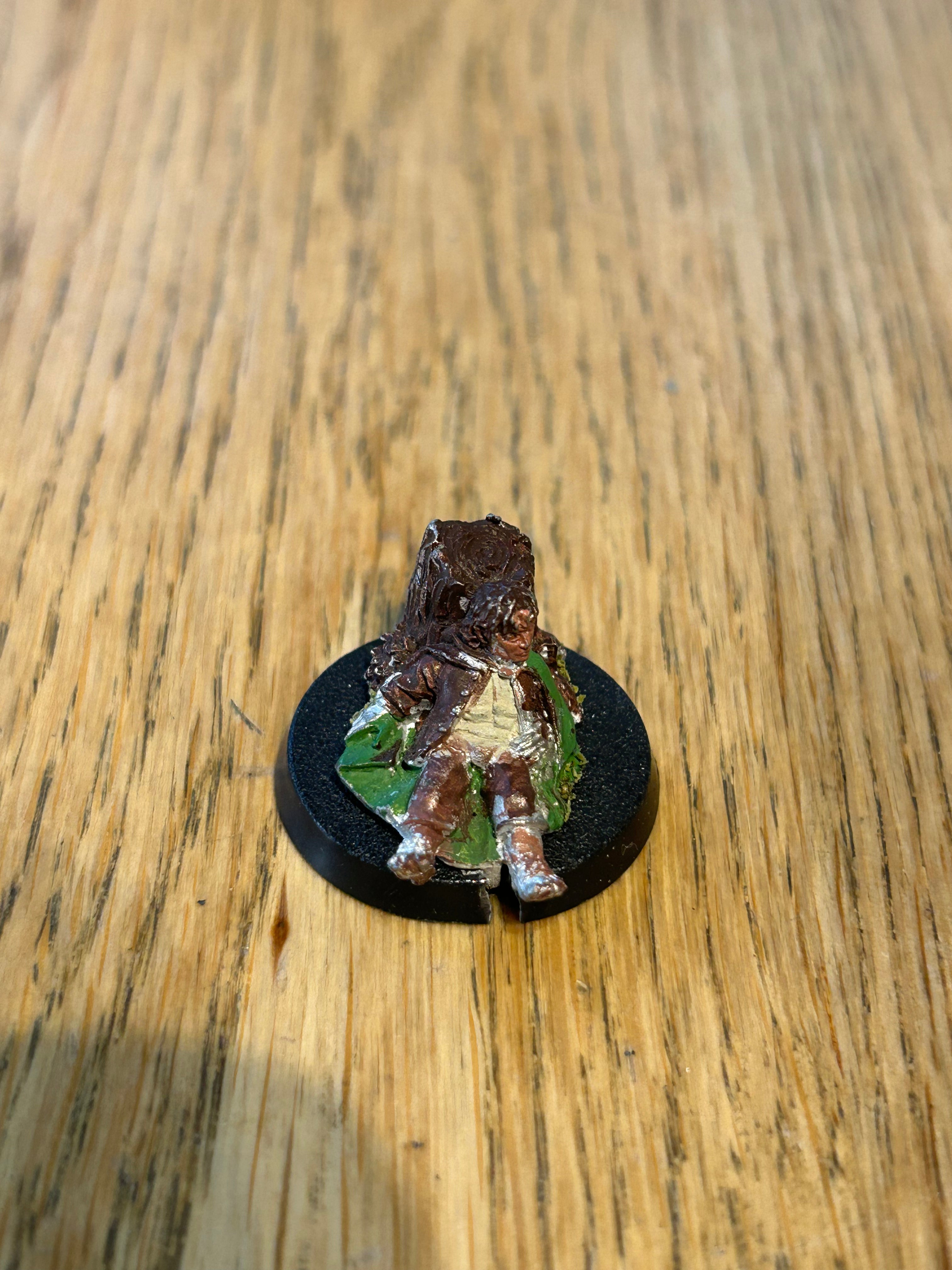 MESBG Frodo sitting by tree stump – The Demon’s Lair - Warhammer and ...